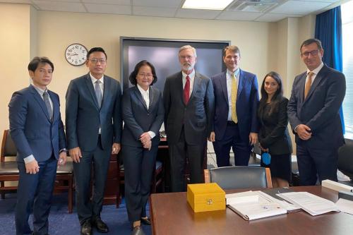 เลขาธิการสภาผู้แทนราษฎร พร้อมด้วย นายสาธิต ประเสริฐศักดิ์ รองเลขาธิการ ...