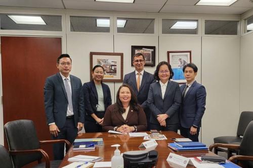 เลขาธิการสภาผู้แทนราษฎร พร้อมด้วย นายสาธิต ประเสริฐศักดิ์ รองเลขาธิการ ...